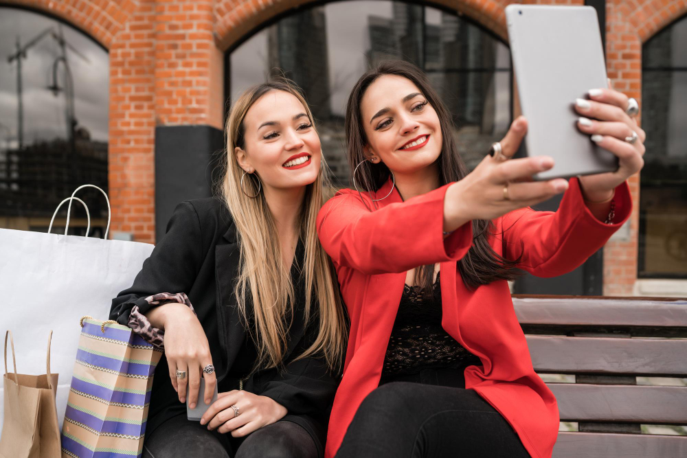 Tendințe pe Instagram: moda de stradă vs. moda de podium – unde se ...