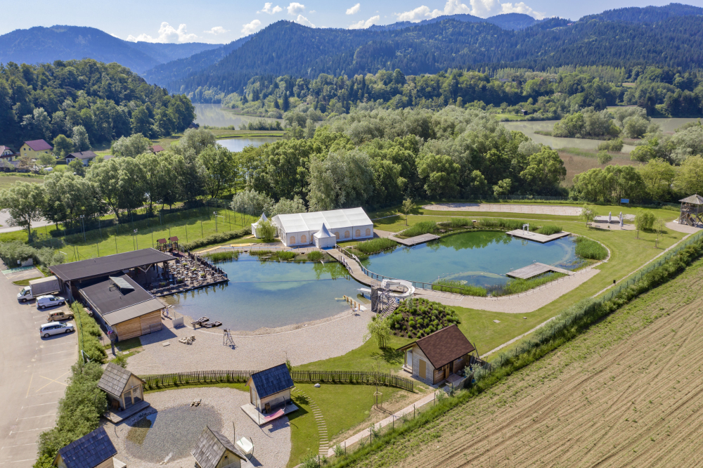 Piscină naturală cu bio-filtrare realizată din plante acvatice locale ...